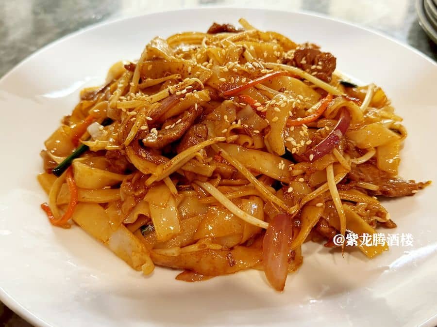 B60. Beef Chow Fun with Bean Sprout & Onion 干炒牛河 - Dragon Emperor Dim ...